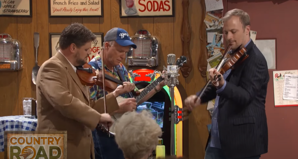 Mike Snider plays a lil' banjo! - Country Road TV